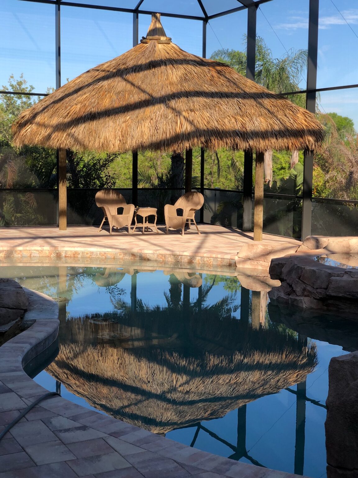 Natural or synthetic thatch tiki hut kits